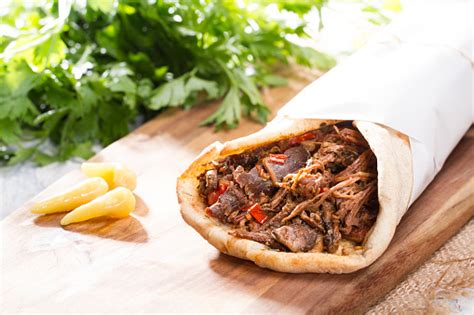 Shawarma 구운 양고기 케밥 Doner 랩 요구르트 있을 양파 가지 소박한 흰색 페인트 소박한 나무 테이블에 토마토와 함께