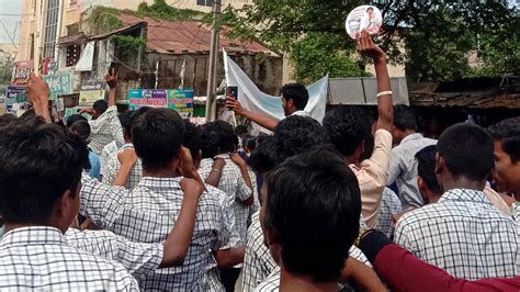 వైసీపీ నేతలకు విద్యార్థుల షాక్‌ ‘సీఎం పవర్‌స్టార్‌ అని నినాదాలు