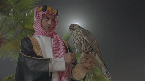 رجل عربي خليجي سعودي مع إبنه، قضاء أوقات ممتعة في حديقة الحيوانات في