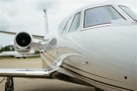 전용 제트기 공항 전용 평면 런어웨이 탑승을 위한 전용 비행기 준비 0명에 대한 스톡 사진 및 기타 이미지 0명 개인