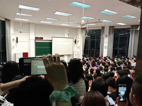 沉浸式谈恋爱？武大这堂课爆火，有人翻窗进教室 荆楚网 湖北日报网