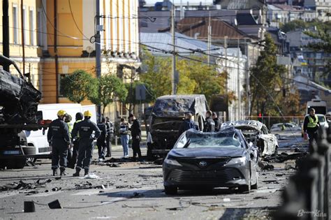 Вирви та руйнування наслідки обстрілу росіян у столиці Вечірній Київ