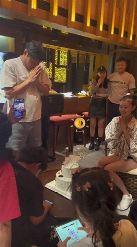 范志毅54岁生日一家5口同框，小17岁妻子穿热裤出镜与大女儿合影似姐妹花视频穿着新闻