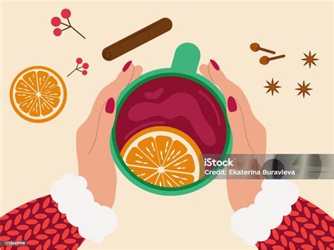 모직 스웨터를 입은 여성의 손에는 Mulled 와인 한 잔 오렌지 한 조각의 차가 있으며 Mulled 와인 계피 정향 카 다몬