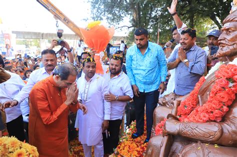 गळ्यात रद्राक्षाची माळ भगवा सदरा उद्धव ठाकरेंचा बाळासाहेब लुक Shiv