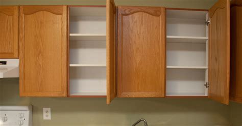 Astuce efficace pour dégraisser le placard de cuisine