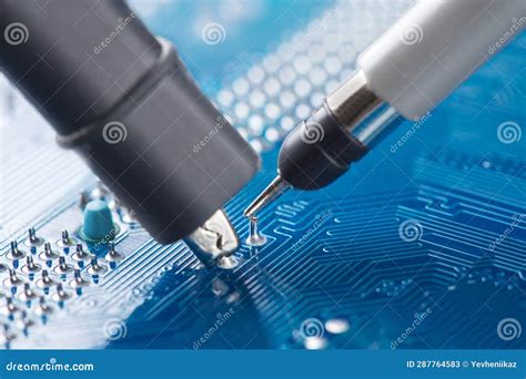 Measuring Electronic Signal Using Oscilloscope On The Pcb Electronics