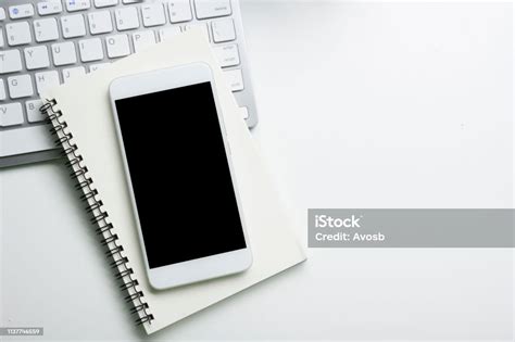 소모품을 가진 사무실 책상 테이블 평면 누워 비즈니스 직장과 개체입니다 평면도 텍스트의 공간 복사 0명에 대한 스톡 사진 및