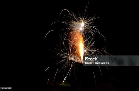 폭발성 불꽃 놀이로 가득 찬 야간 폭발 상자 흰색 관목 모양흰색 오렌지 불덩어리 뜨거운 파편이 많이 선적 상자의 클러스터 폭탄 총알 불타는 불꽃 0명에 대한 스톡 사진 및