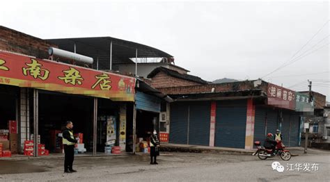 小圩壮族乡：持续开展交通安全劝导活动群众进行辖区
