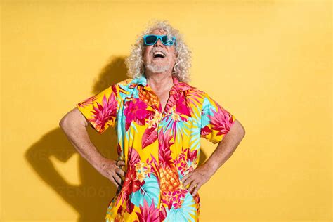 Fröhlicher älterer Mann Mit Sonnenbrille Und Den Händen In Den Hüften
