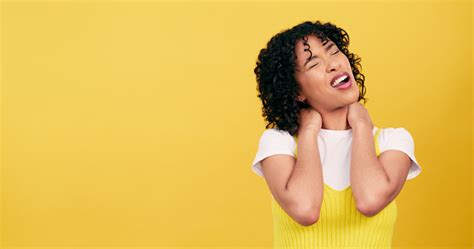 목 통증 스트레스 및 관절염 섬유 근육통 또는 골다공증 노란색 배경에 스튜디오에서 여자 근육 염증 또는 자세 긴장에 대한 관절 마사지를 받는 신경 문제 및 여성 모델 사람