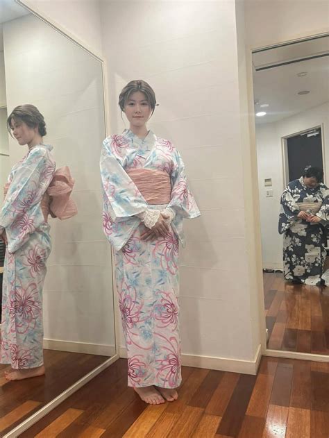 「マジで美人」オダウエダ小田〝浴衣姿〟に反響続々「女将さん感がとまらない」「しっかり鏡に植田さんも映ってて可愛い」「めちゃくちゃ綺麗」：「おっ