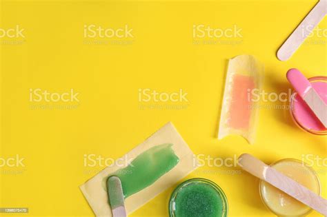 노란색 배경에 다양한 종류의 왁스와 주걱이있는 평평한 누워 조성물 텍스트를 위한 공간 0명에 대한 스톡 사진 및 기타 이미지