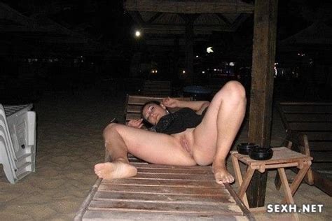 Развратные мамочки задирают юбочки в самых неожиданных местах Pic