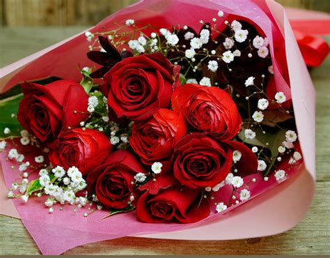2月限定バレンタインデーの花束は5本の深紅のバラチョコレートコスモス真っ赤なラナンキュラスにカスミソウであ ニコニコニュース