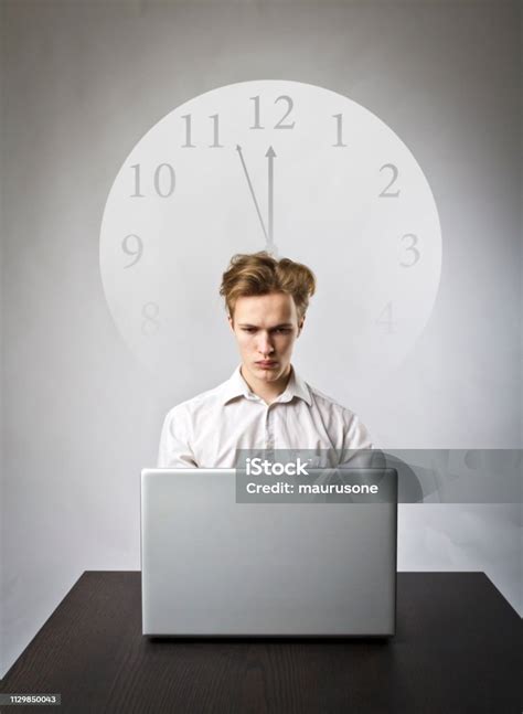 노트북을 사용 하 여 인터넷을 검색 하는 젊은 남자 화이트 및 클록에 남자입니다 12 3 분입니다 시간 전달 합니다 개념에 대한 스톡 사진 및 기타 이미지 Istock
