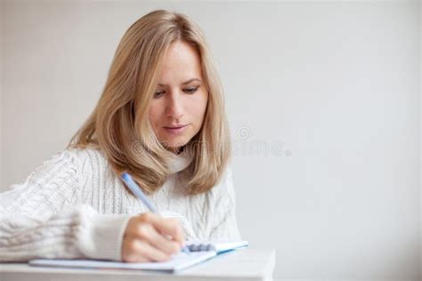 Pluma De La Escritura De La Mujer En Cuaderno Imagen De Archivo