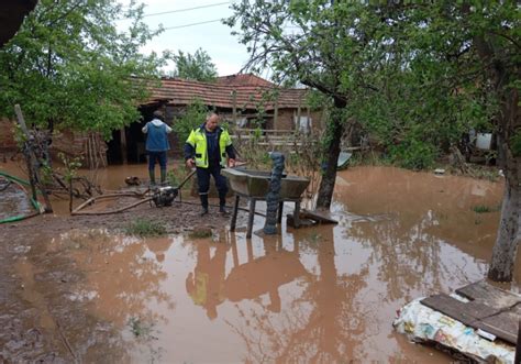 Проливните дъждове в Монтанско Десетки екипи от пожарникари и спасители са отводнявали къщи 2