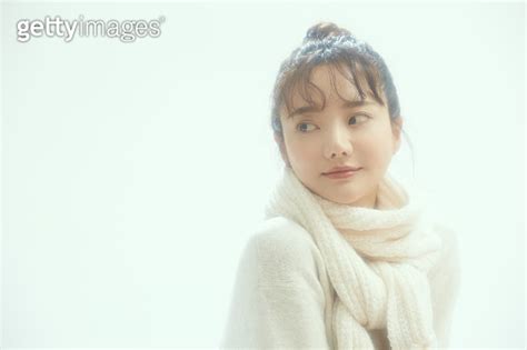 Winter Portrait Of A Young Asian Woman In Sonf Focus 이미지 1349966286