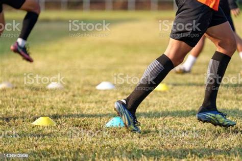 아이들이 뛰고 축구 공을 걷어차는 아이들 어린이 축구 훈련 세션 아이들을위한 축구 축구 훈련 3 명에 대한 스톡 사진 및 기타