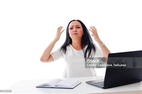 부정적인 감정 성 난 미친 사업가 미친 보스 여자 비명 흰색 절연 분노 비즈니스 업무에 스트레스 갈색 머리에 대한 스톡 사진 및