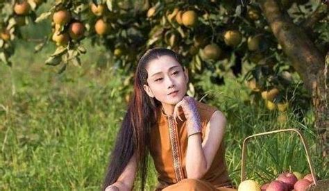61歲楊麗萍去果園摘果，一襲黃裙美如仙子，61歲簡直活成了18歲！ 每日頭條
