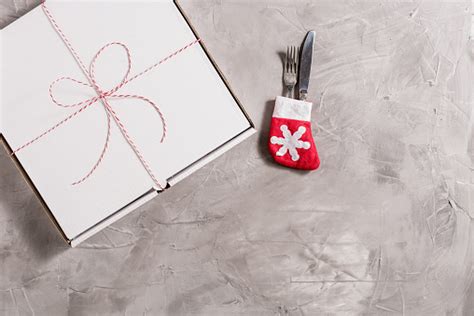 회색 콘크리트 배경에 활에 빨간 흰색 문자열 또는 꼬기 의 묶여 피자의 폐쇄 상자 테이블 설정 크리스마스 양말에 포크와 칼 플랫 레이 개념 0명에 대한 스톡 사진 및 기타