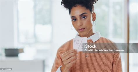성별 평등 및 동일 임금을 위한 사업에서 종이를 가진 여성의 초상화 페미니즘을 위한 포스터에 시위 및 숫자 직장 내 소득 평등과