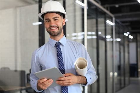 Premium Photo Shot Of A Engineer Using A Digital Tablet On A Construction Site