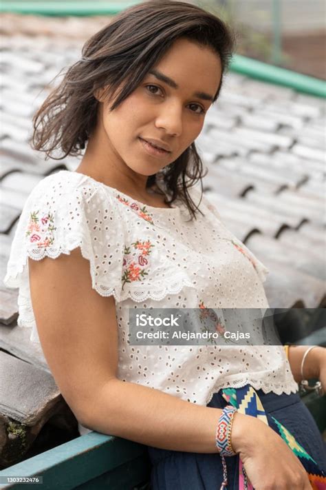 테라스 가장자리에 짧은 머리를 가진 아름다운 라틴 여성의 얼굴 자수와 프린트블라우스를 입고 25 29세에 대한 스톡 사진 및 기타 이미지 Istock