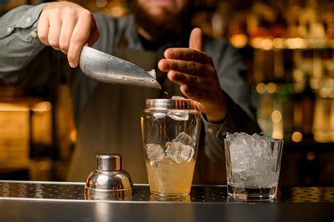 바텐더가 국자를 사용하여 얼음 조각을 붓는 음료와 함께 셰이커의 전면 보기 각얼음에 대한 스톡 사진 및 기타 이미지 각얼음 고급 요리 근거리 초점 Istock