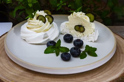 흰색 세라믹 접시에 검은 딸기가 있는 흰색 장식 덮인 케이크 사진 Unsplash의 무료 수제 요리 이미지