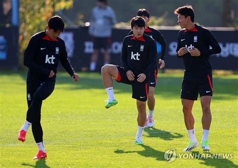 스트레칭하는 이강인 황의조 연합뉴스