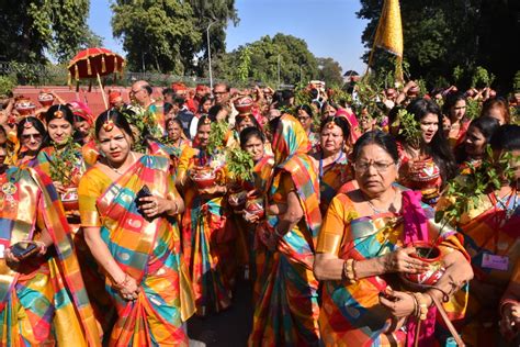 501 महिलाओं की कलश यात्रा से श्रीमद्भागवत कथा का शुभारंभ पत्रिका जगत