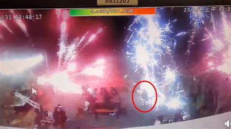 小琉球跨年夜亂放煙火 「射進用餐區」炸人畫面流出 東森最即時最快速新聞