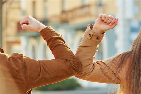 포옹이나 악수로 인사하는 대신 남자와 여자는 팔꿈치를 부딪습니다 25 29세에 대한 스톡 사진 및 기타 이미지 25 29세 2명 30 34세 Istock