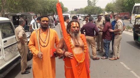 Mahant Paramhans Das Reached Agra महंत परमहंस दास पहुंचे आगरा ताजमहल