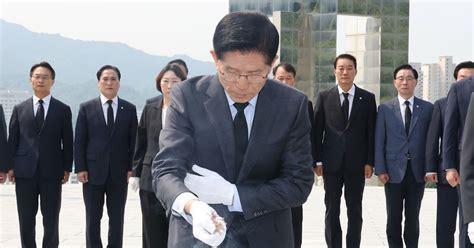 [뉴스1 Pick]김문수 3·15민주묘지 참배 민주주의 지켜달라