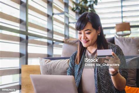 랩톱 컴퓨터를 이용한 아시아 비즈니스 여성의 초상화와 사무실에서 신용카드로 결제 온라인 쇼핑 컨셉 40 44세에 대한 스톡 사진