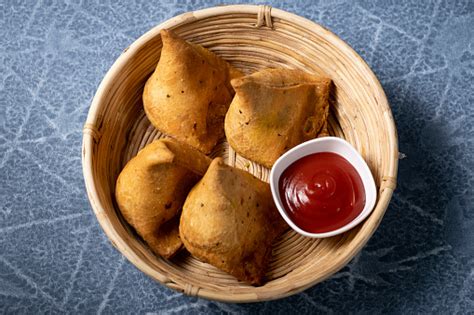 펀자브 사모사스와 토마토 케첩 민트 처트니 으깬 감자로 만든 매우 충만하고 맛있는 사모사에 대한 스톡 사진 및 기타 이미지