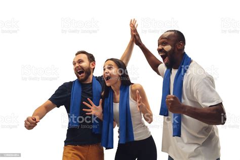 흰색 스튜디오 배경에 고립 된 밝은 감정으로 좋아하는 스포츠 팀을 응원하는 다민족 축구 팬 20 24세에 대한 스톡 사진 및