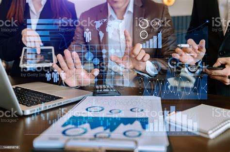 비즈니스 분석 개념의 데이터 관리 시스템 비즈니스 팀 손은 주요 성과 지표 및 마케팅 분석을위한 정보를 제공합니다 3 명에 대한 스톡 사진 및 기타 이미지 Istock