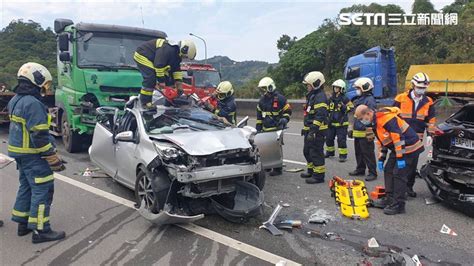 快訊／7傷1命危！國3交流道5車連環撞 轎車被壓扁剩半截