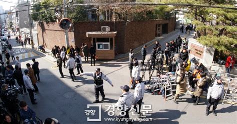 [경향포토]경찰로 둘러싸인 박근혜 전대통령 사저