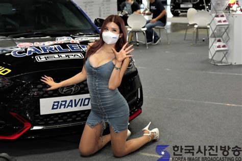 모델 주나일 청자켓 드레스의 우아한 자태 2022 오토살롱위크 한국사진방송 대한민국예술