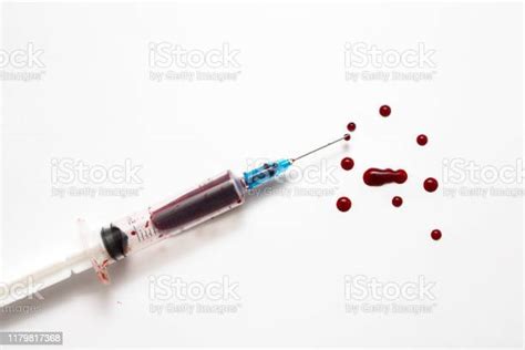 일회용 주사기와 흰색에 고립 된 많은 혈액 방울의 클로즈업 주사기에 대한 스톡 사진 및 기타 이미지 주사기 피 침술 바늘