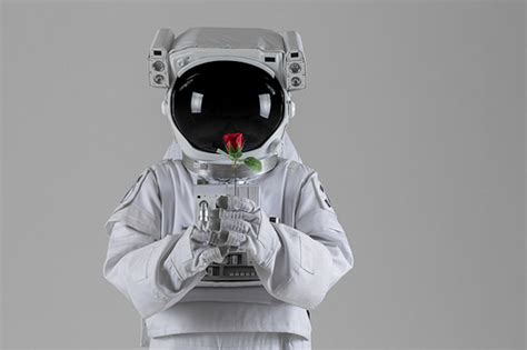 유토이미지 우주 생활 노트북을 보며 걸어가는 우주인