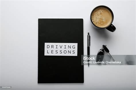 흰색 배경 상단보기에서 수업을 유도하기위한 통합 문서가있는 구성 면허 시험 통과 0명에 대한 스톡 사진 및 기타 이미지 0명 개념 개념과 주제 Istock