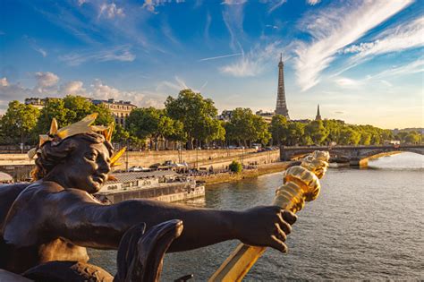 파리 센 강에 있는 알렉상드르 3세 다리에 있는 금박을 입힌 동상과 에펠탑의 전망 센 강에 대한 스톡 사진 및 기타 이미지 센 강 에펠탑 0명 Istock